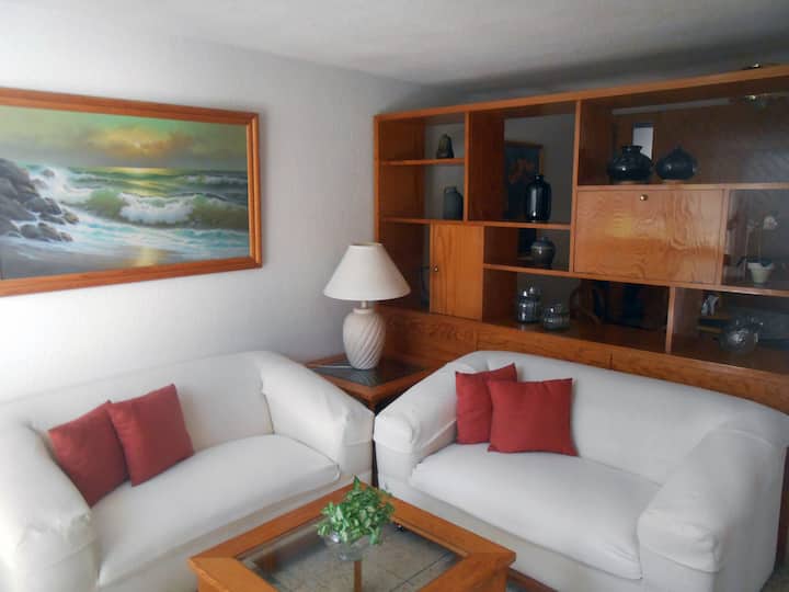 ¡Casa Con Excelente Ubicación! Cochera Y Jardín. - León