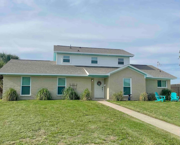 Spacious Home Steps From Beach! - Galveston, TX