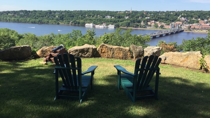 Lift Bridge Hideaway - A Unique River Bluff Home - Stillwater, MN