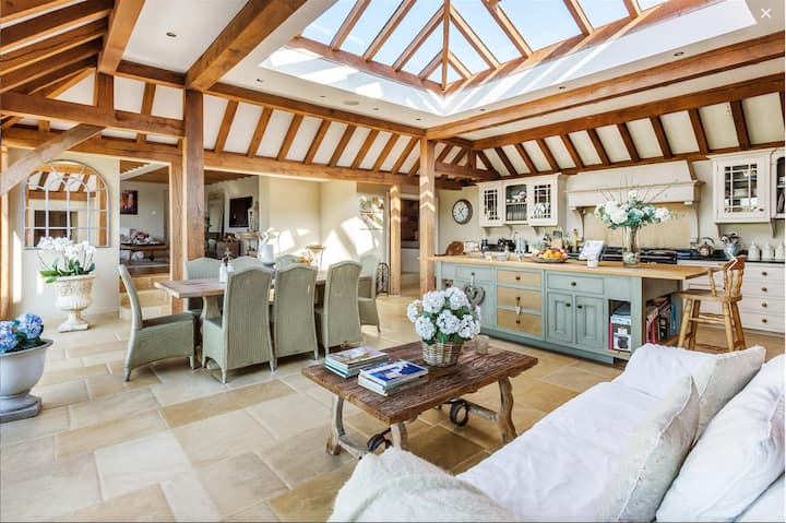 Luxurious Private , River Frontage, Boats & Hotub - Woking