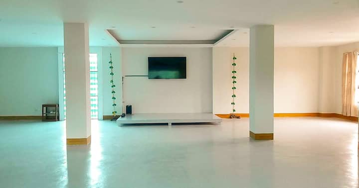 Family Room - Spacious W/ Netflix Access - Ligao