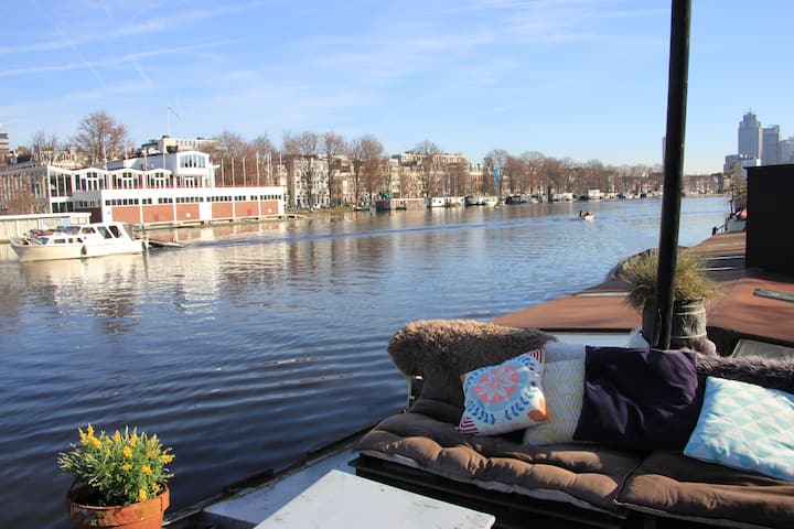 Houseboat On Amstel River In De Pijp District - アムステルダム