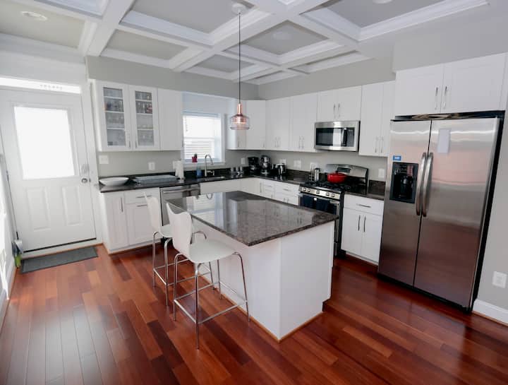 Exquisite! Roof Deck! Private Parking! Sleeps 9 - Baltimore, MD