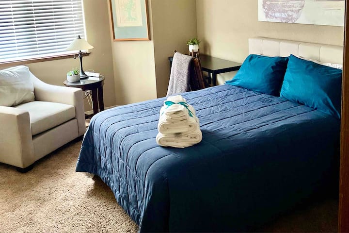 Comfortable Quiet Room - Visalia, CA