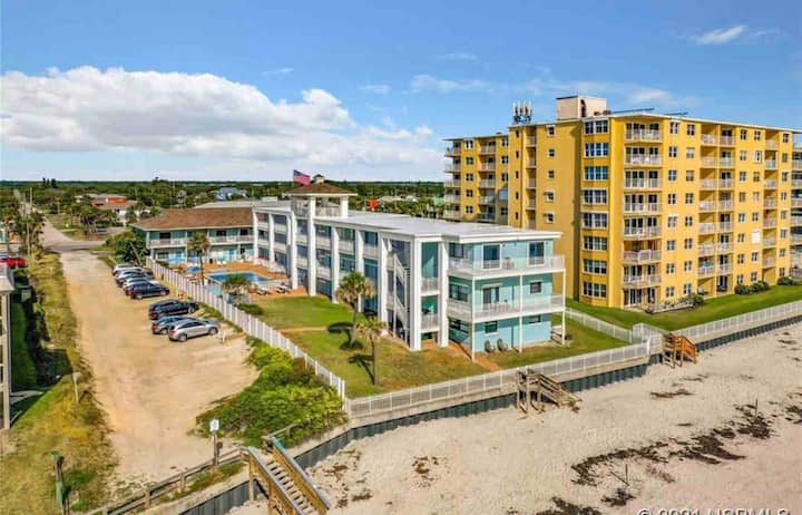 Sunny Beachfront 1 Bd/bth Condo, Full Kitchen, - New Smyrna Beach, FL