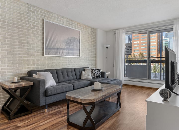 Park Views Downtown W/ Pool, Gym, Parking! - Calgary