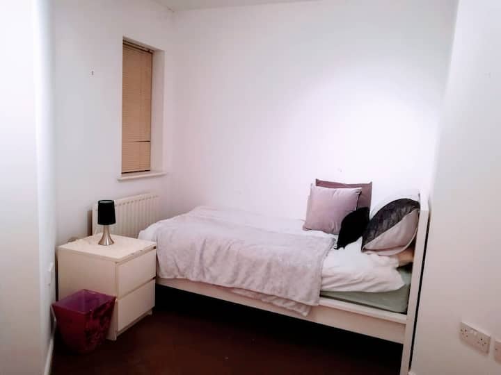Modern, Spacious Home Away From Home (Single Room) - Basildon