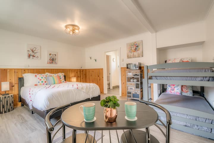 Whimsical Suite #3 / Downtown At 'The Wanderlust' / 1 Queen, 1 Twin Bunk - Leavenworth