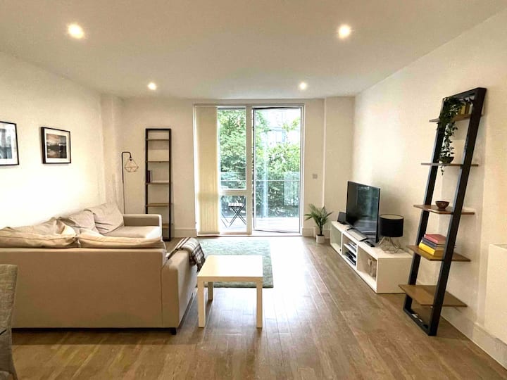 Luxury, Modern Two Bed Apartment In London - Chingford