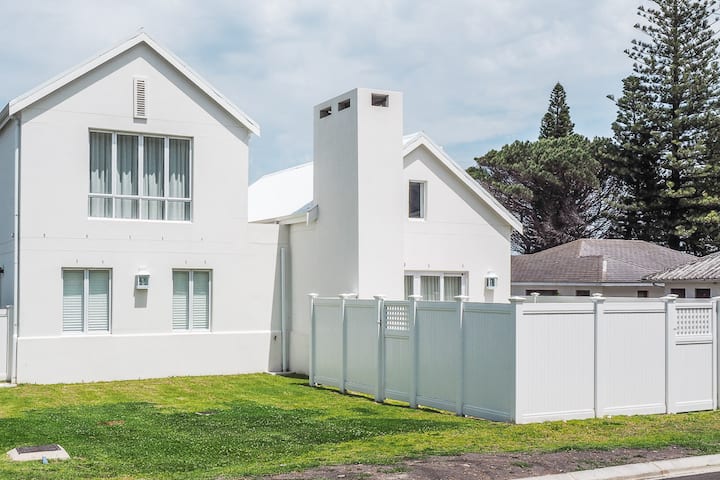 65 On 9th Street Voelklip - Prime Location - Hermanus