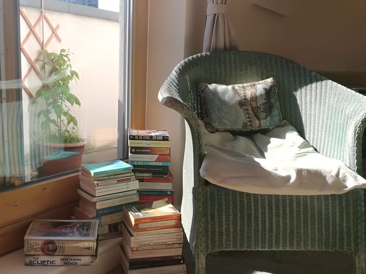 2 Bed Flat, Terrace, Parking, Near Tube - London