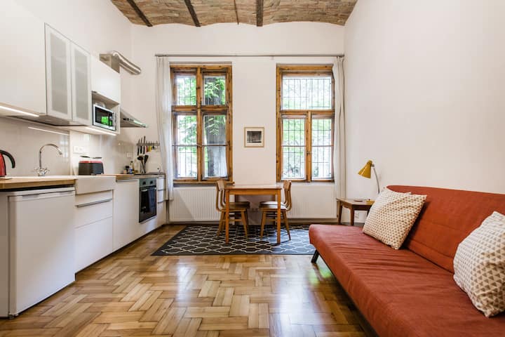Mulberry Gardens – Live Local At The Mulberry! - Budapest