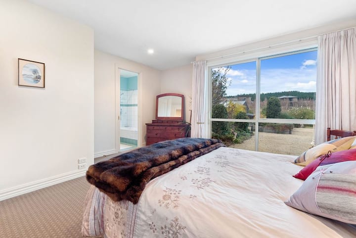 Tranquil Haven Guest Room With Jacuzzi - Wanaka