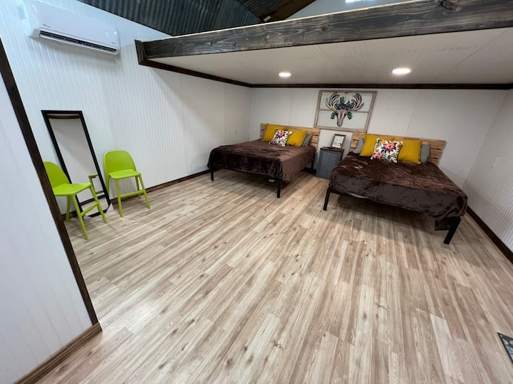 Chic Style Cabin - Open Concept - Round Top, TX