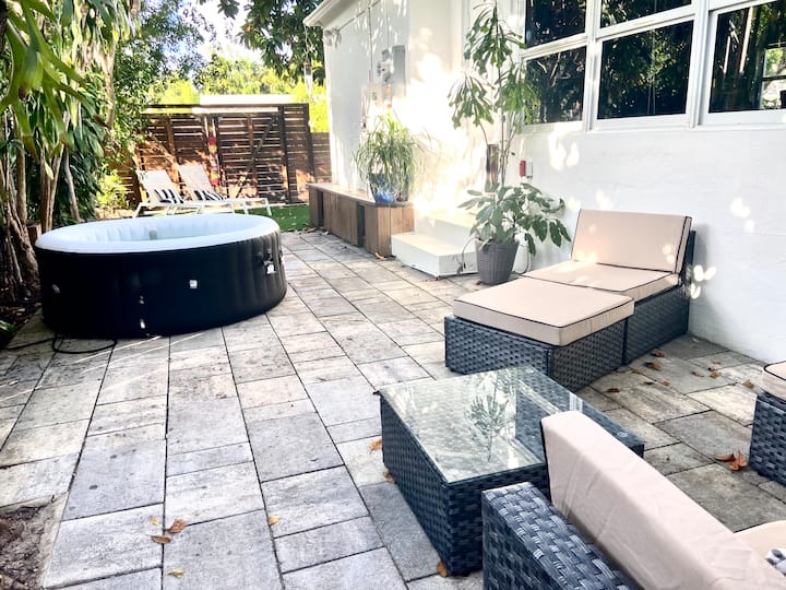 Urban Oasis With Jacuzzi-free Parking - Miami, FL