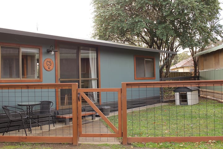 Dog-friendly 2 Bedroom Cabin (Sleeps 4 + 2 Dogs) - Mount Gambier