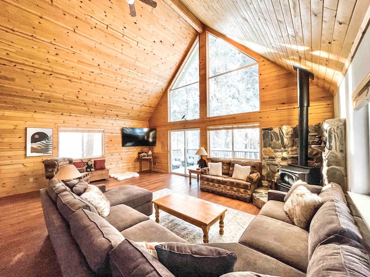 Cozy Cabin W/ Trails • Deck • Fireplace • Dogs Ok - Arnold, CA