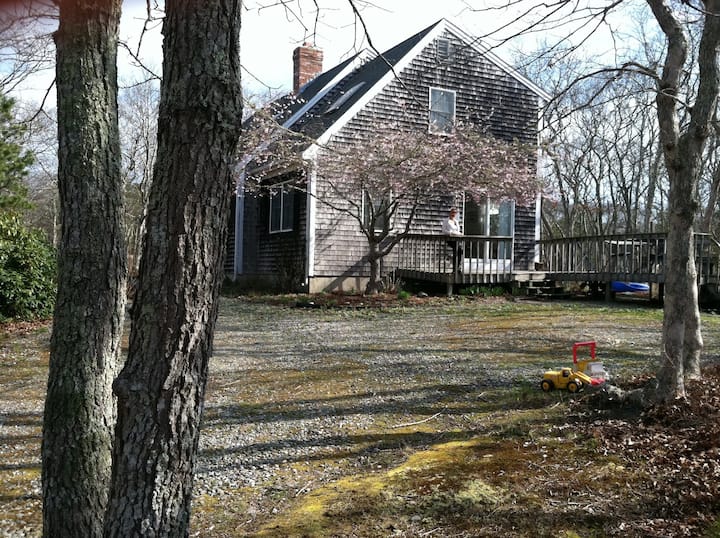Secluded 4 Bedroom Home On Wooded Lot Near Beach. - Oak Bluffs, MA