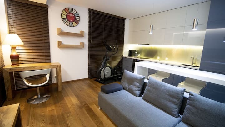 An Apartment With A Garden And Two Nice Cats - Warsaw