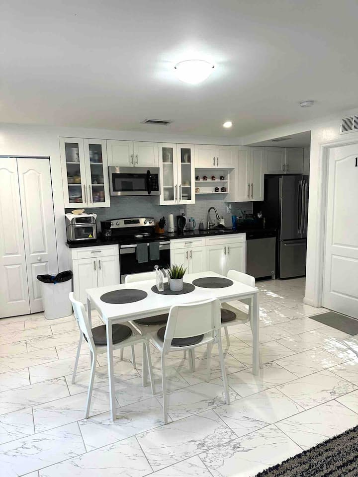 Private Room With Bathroom In Miami - Coral Gables, FL