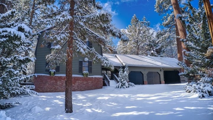 5 Bedrooms, 2 Primary Suites, Hot Tub And Fire Pit - Big Bear Lake, CA