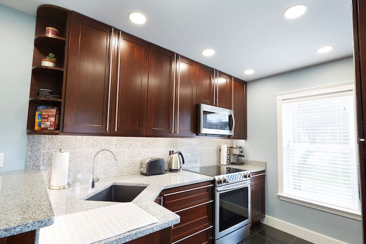 Modern Guest Suite Next To Central Park - Saanich
