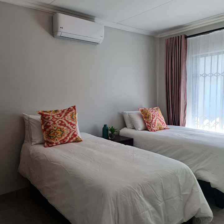 Spacious Cottage, With Solar Back Up Power! - Kempton Park