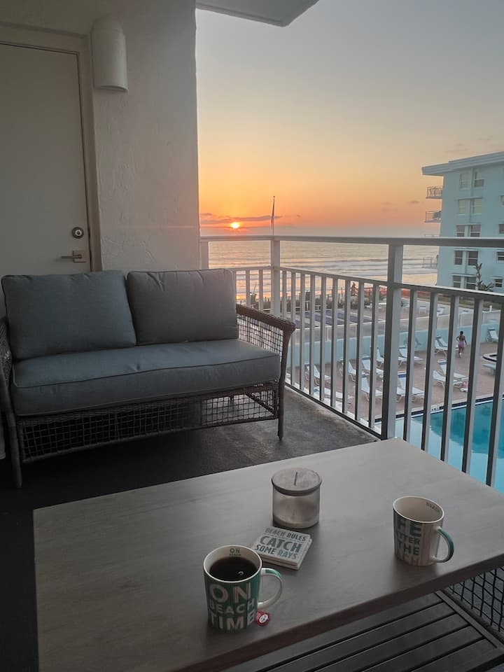 Sunny Ocean Views>family Comfort>stylishly Updated - New Smyrna Beach, FL