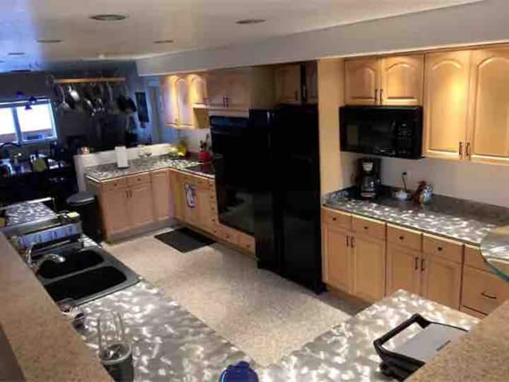 "Aurora House"   9 Bedroom Luxury Group Housing!! - Fairbanks, AK