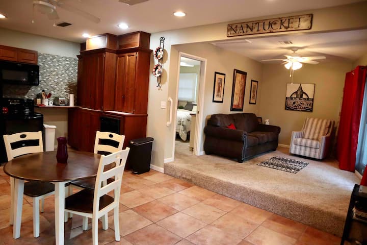 1 Bedroom Apartment With Parking And Amenities - Wichita, KS