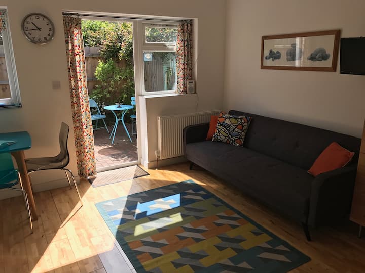 Spacious Apartment With Private Garden Area - Cambridge
