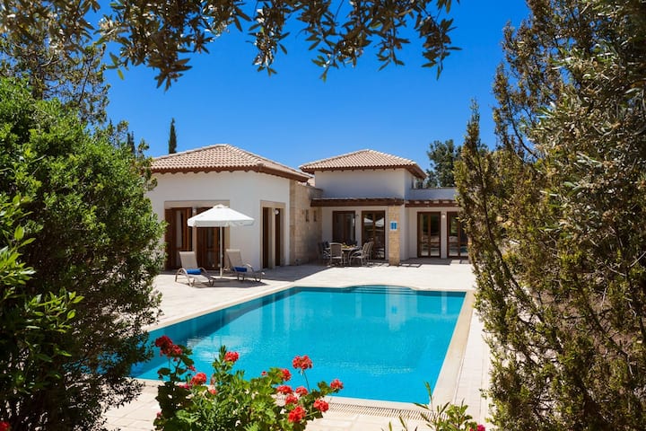 R-1028- 3 Bedrooms Marvelous Villa With Bbq,garden View & Private Pool - Cyprus