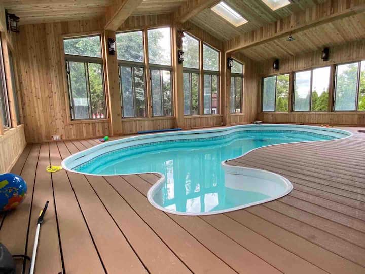 Luxury Estate  With Sunroom Sauna Gym Pool (6-10) - Ottawa