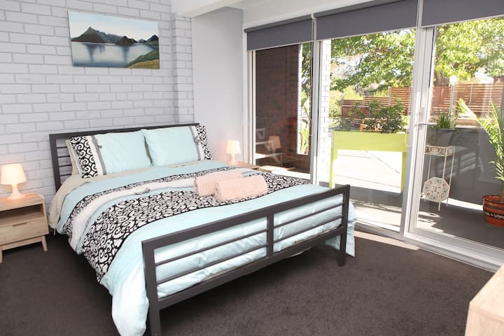 "Springwood Break Away" 1 Queen Bed+1 Sofa Bed(3) - Springwood