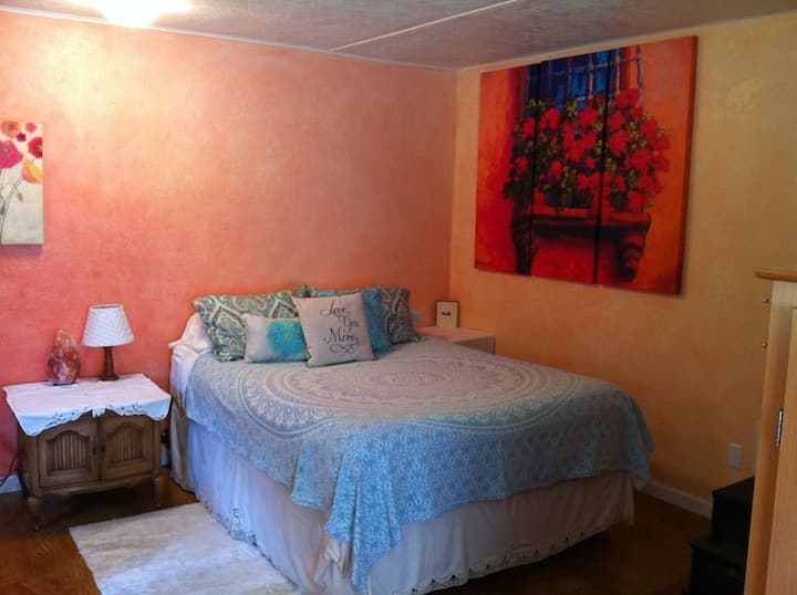 Honey Bee Rose Cottage - Sandpoint, ID