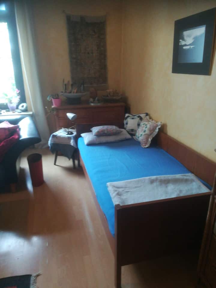 Gemütliches Bett Im Wohnzimmer Ab 22 Uhr - Rosenheim