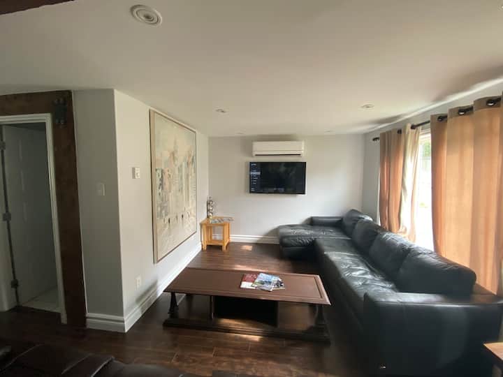 Beautiful Queen Bed New Reno Wifi Smart Tv In Room - Halifax