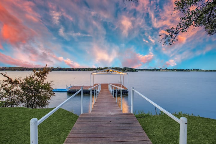 Beautiful Lake Home On Large Lot With Private Dock - Keene, TX