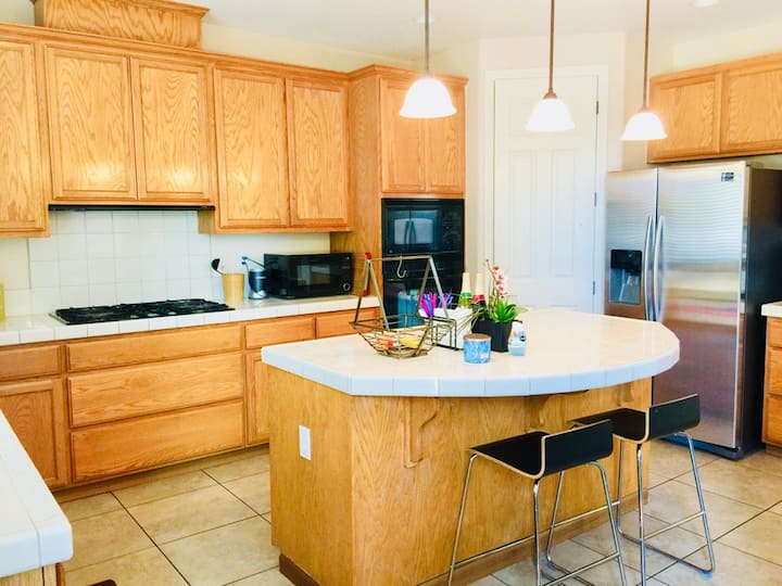 Spacious Quiet Safe Room With King Bed - Visalia, CA