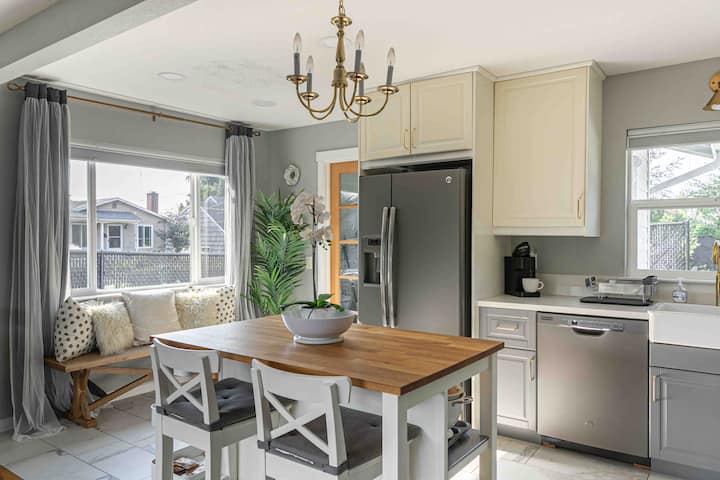King Bed - A/c- Outdoor Space - Gated Home! - Portland