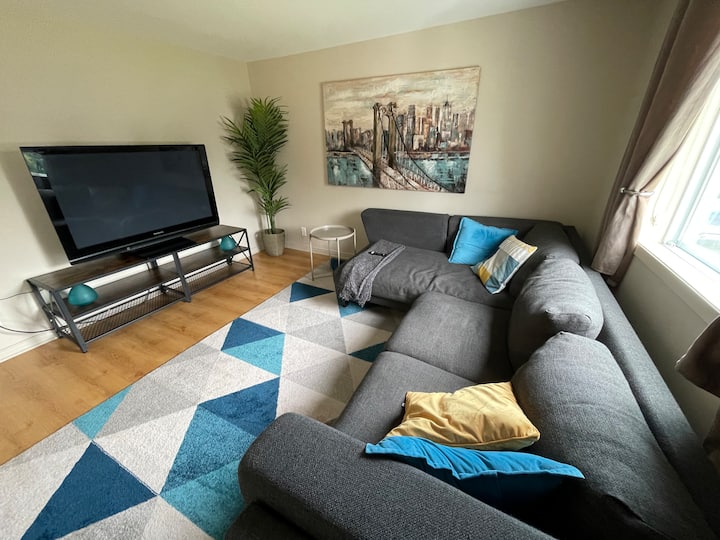 4-bedroom Home W/ Private Pool, 13 Min To Dt Mtl - Longueuil