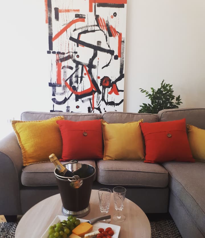 Stylish 2 Bed On Florida Rd * Amazing Location - Durban