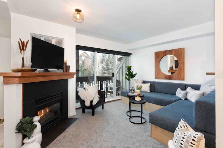 Central Luxury 2 Bd Private Hot Tub & Free Parking - Whistler