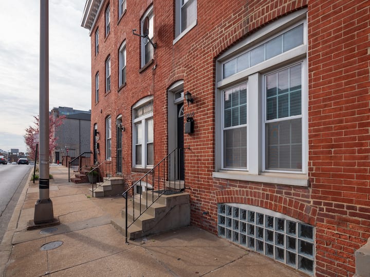 Restful Rowhome 2 Blocks From Johns Hopkins - Baltimore, MD