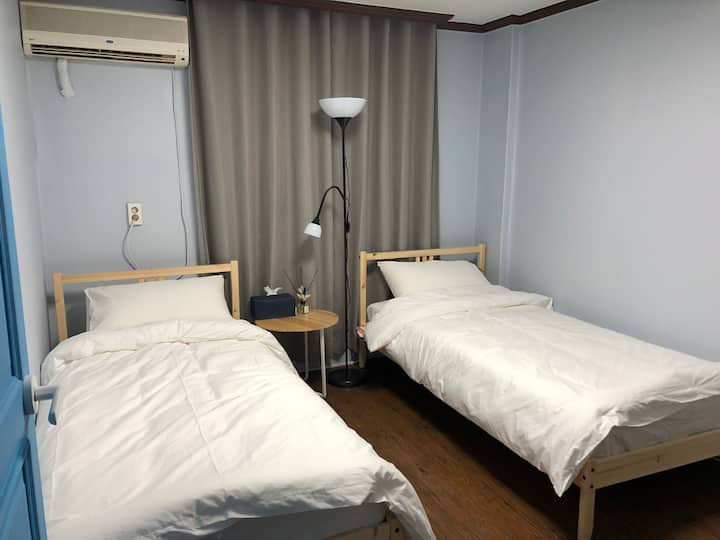 Safe And Clean 'Lalla Guest House' Twin Room 1 - Gwangju