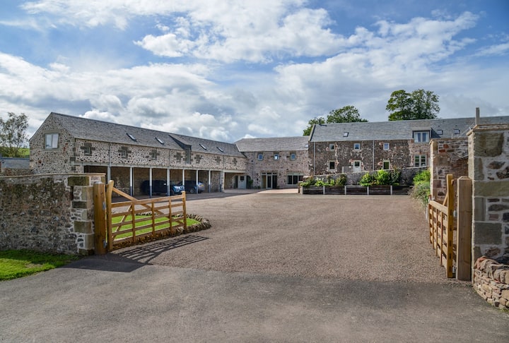 The Steading (8 Bedroom Converted Farm Building) - Galashiels