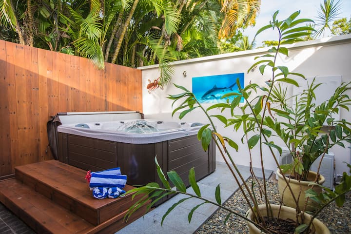 Beachside Apartment, Wood Fire Pizza Oven, & Spa - Port Douglas