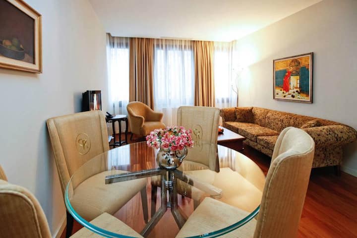 Spacious 2-bedroom Apt. 3rd Floor Elevator Kitchen - Istanbul