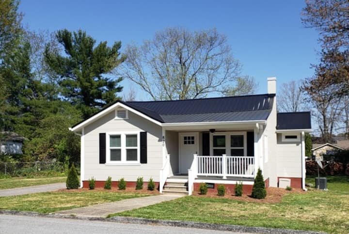 Modern Bungalow Walk To Downtown Hendersonville - Hendersonville, NC