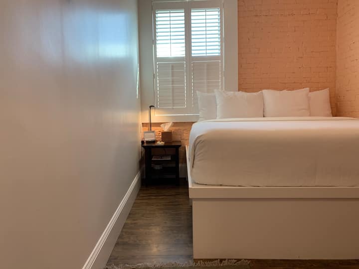 King Room - Downtown Beverly Hotel - Salem, MA